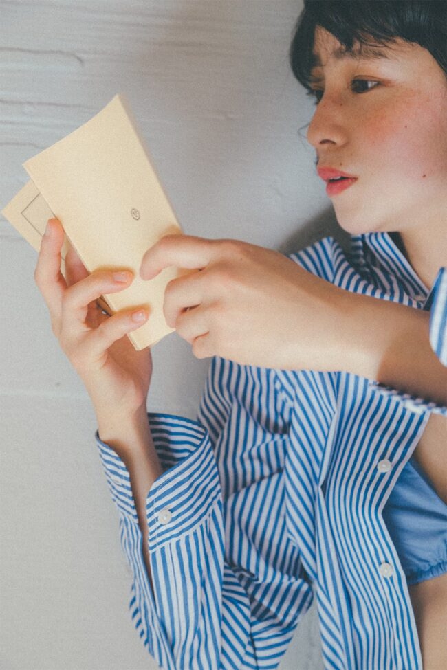 THE WAY TO USE A BOOK | LEMON AND MAGAZINE